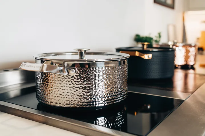 Kroma hammered chrome 盘子d casserole pot with lid来自Vargen & Thor ...